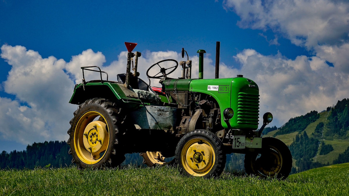 LiveLocally.net | Compact vs. Traditional: Which Tractor’s For You